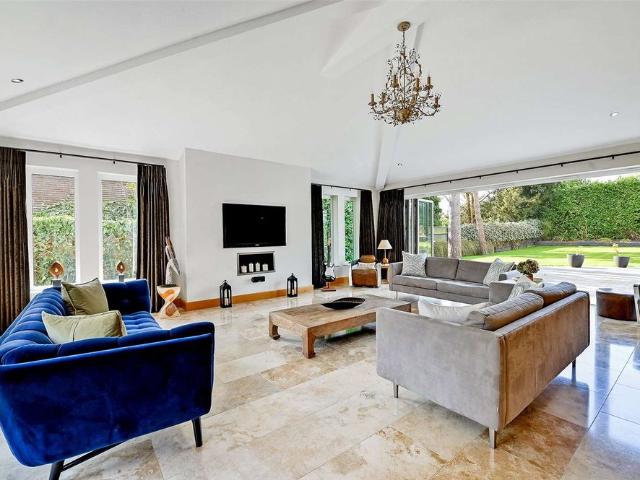A beautifully presented modern home set behind gates located on the prestigious Rotherfield Road