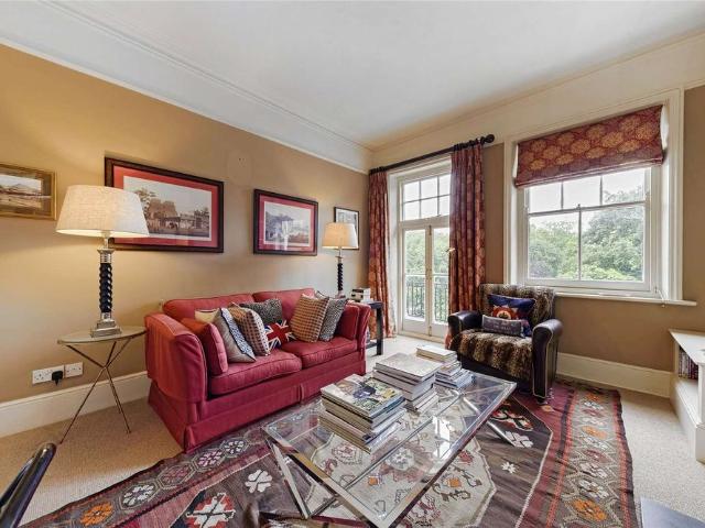 A beautifully presented one bedroom apartment is located opposite Battersea Park