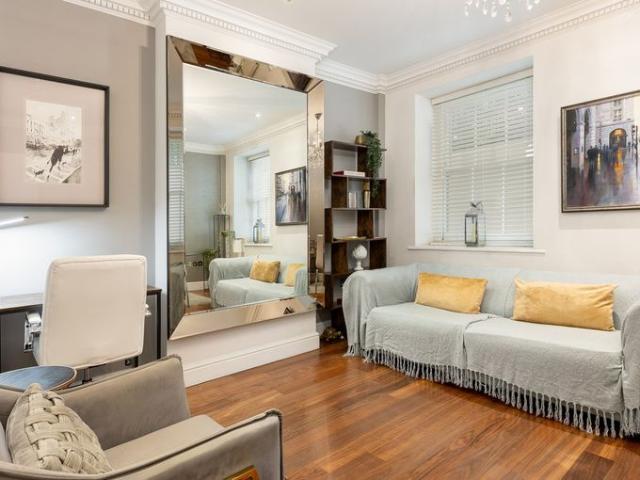 A beautifully presented one bedroom apartment set within a sought after development moments from Hyde Park with Porter Services and plenty of storage space