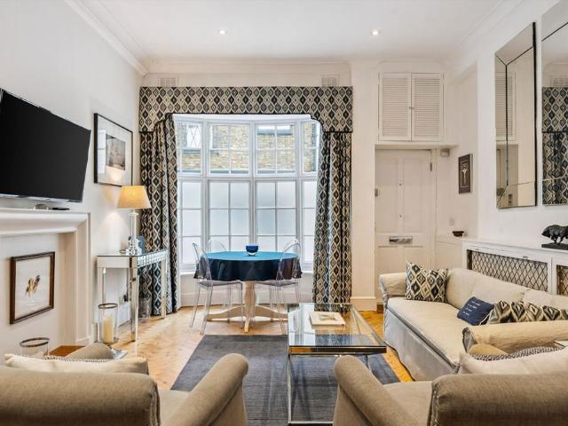 A beautifully presented one bedroom mews house in the heart of Belgravia, SW1