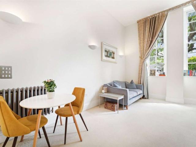 A beautifully presented one bedroom spacious flat, minutes from Battersea Park