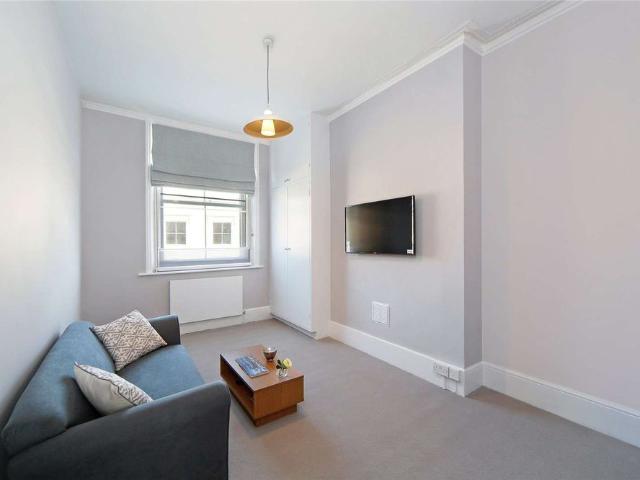 A beautifully presented, second floor, one bedroom apartment set along the iconic King’s Road