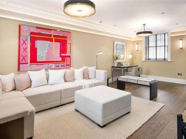 A beautifully re developed five bedroom townhouse on Lonsdale Road