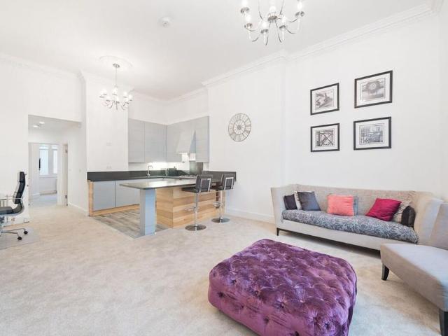 A beautifully refurbished one double bedroom apartment to rent in an attractive white stucco fronted building in Bayswater W2