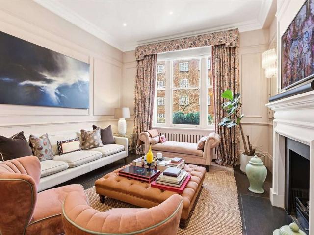 A beautifully refurbished four bedroom Chelsea townhouse offering striking design, generous living spaces and versatile modern amenities