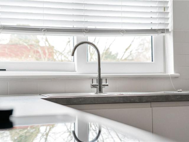 A beautifully refurbished, light and spacious second floor apartment in North Oxford. Available now!