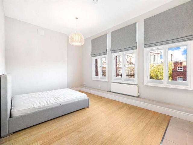 A beautifully refurbished studio apartment on the second floor of this well maintained period conversion with electricity and gas included in the rent
