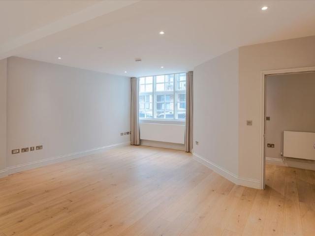 A beautifully refurbished three bedrooms mews house with excellent layout