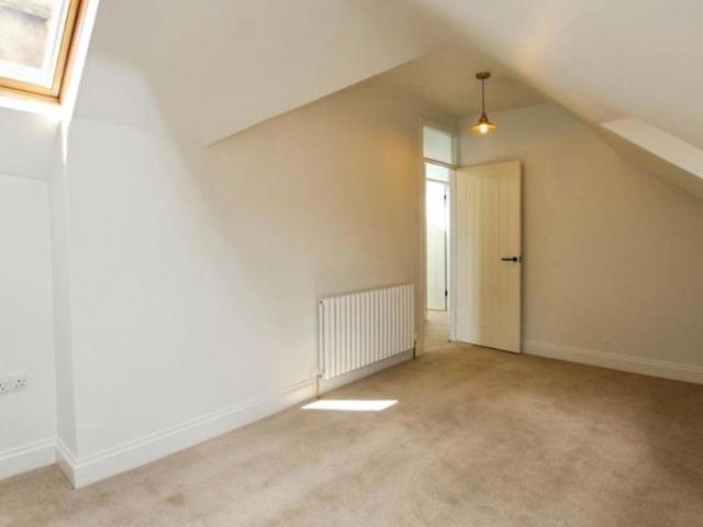 A beautifully renovated two bedroom flat on Hampton Road in Redland, finished to a high modern standard throughout. Featuring a brand new kitchen,bathroom and carpets. off street parking and stunning city views, this stylish home is ideally located close to both Whiteladies Road and Gloucester Road