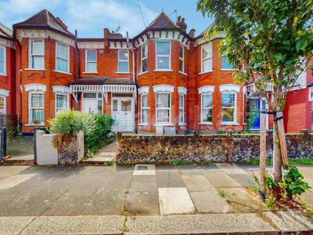 A beautifully renovated house available now, offered furnished or unfurnished to suit your requirements.This spacious property features a bright and modern open plan reception area, creating an ideal space for both relaxing and entertaining