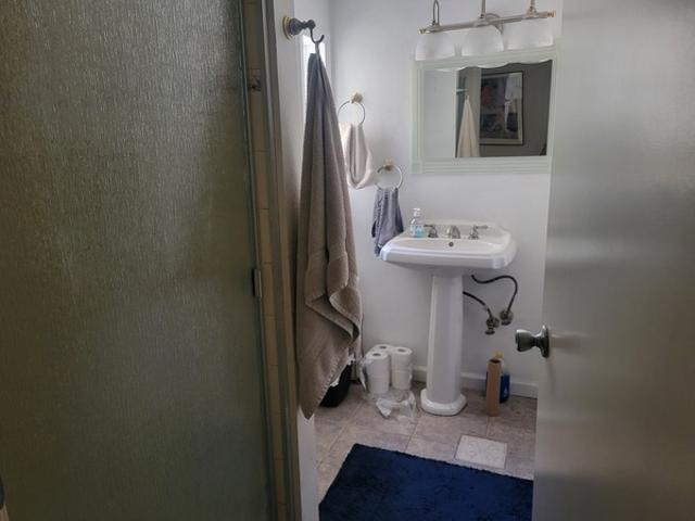 A Block from William Land Park Private Bathroom and Bedroom