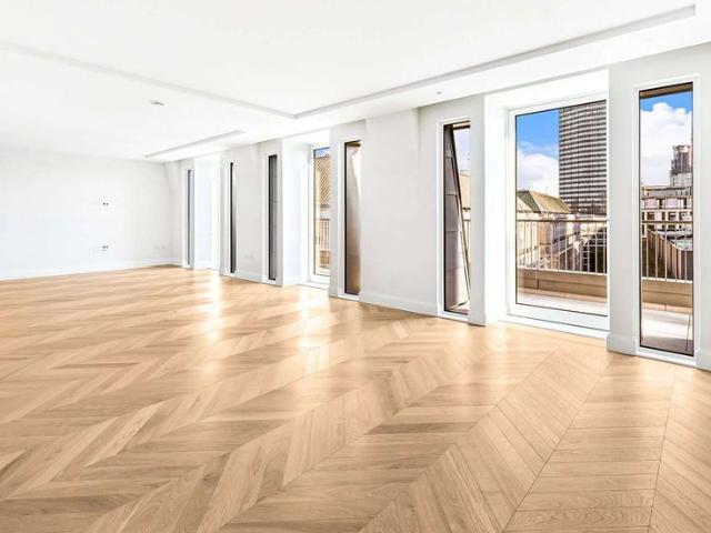 A breath taking three bedroom penthouse in this highly regarded development. Three double bedrooms, three bathrooms, parking, gym, swimming pool and views of The River Thames.