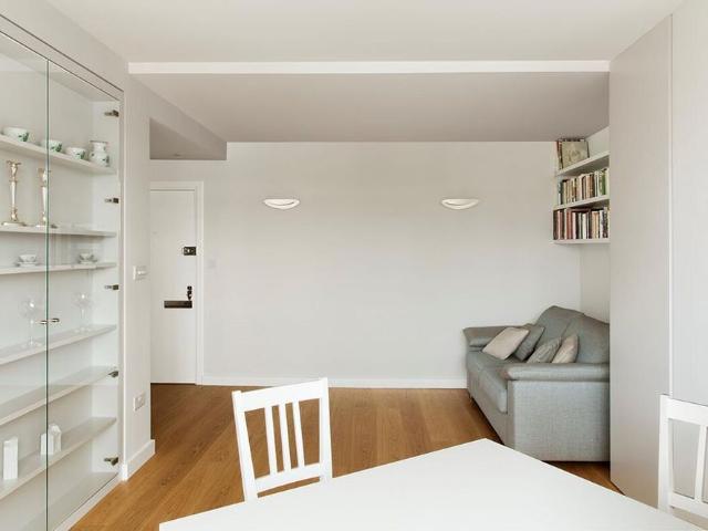 A bright 1 bedroom apartment in a portered building with a balcony