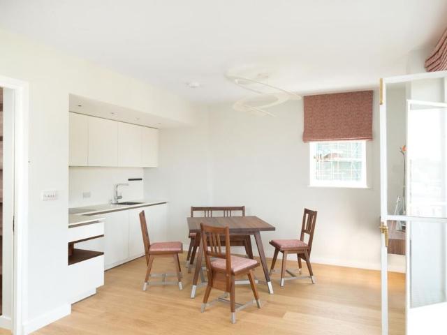 A bright 1 bedroom apartment in a portered building with a balcony