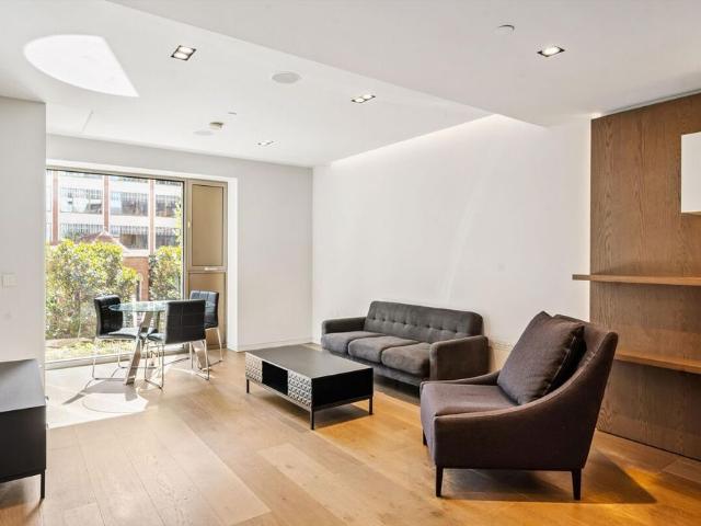 A bright 2 bedroom apartment to rent in Fitzroy Place W1