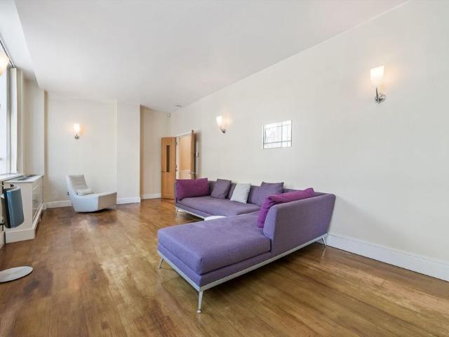 A bright 3 bedroom apartment available to rent in Marylebone W1