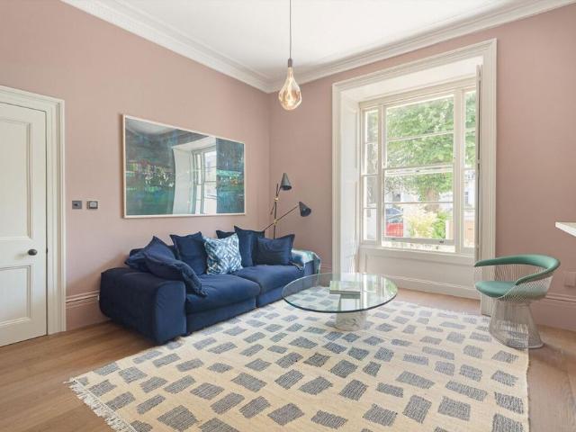 A bright 3 bedroom apartment to rent in Notting Hill, W2