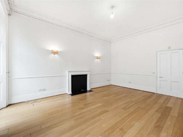 A bright three bedroom apartment on one of South Kensington's most desirable addresses