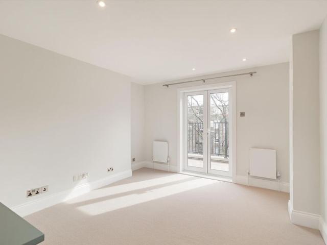 A bright two bedroom apartment with a private terrace to rent in Notting Hill, W2