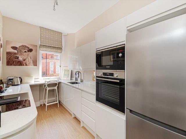 A bright two bedroom apartment to rent in Marylebone, W1U