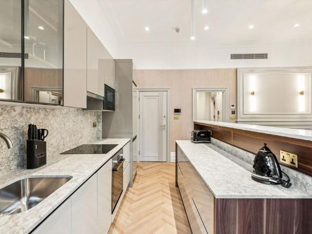 A bright two bedroom flat with communal garden access to rent in Notting Hill, W11
