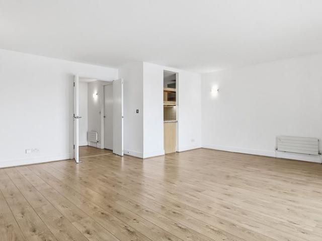 A bright and airy apartment situated on the sixth floor of this sought after gated riverside development. Millennium Harbour is located on the edge of Canary Wharf and benefits from 24hr concierge service, secure parking and a communal gym