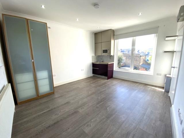 A bright and airy spacious studio in Chiswick