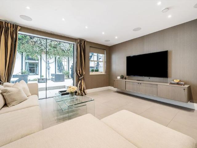 A bright and beautiful four bedroom townhouse to rent in the heart of Belgravia, SW1