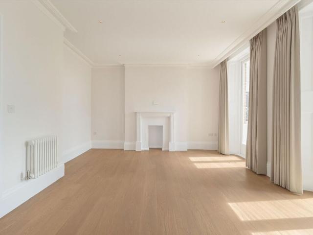 A bright and beautifully presented two bedroom apartment to rent in Chelsea, SW3