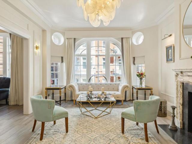 A bright and beautifully presented two bedroom apartment to rent in Knightsbridge, SW3