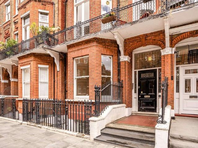 A bright and expansive one bedroom apartment on the raised ground floor of a red brick conversion in SW7