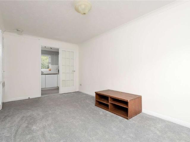 A bright and furnished one bedroom ground floor flat with private residents parking in the popular Blackford/Newington area