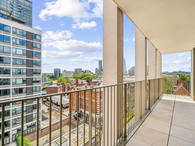 A bright and modern three bedroom apartment to rent in Westminster, SW1P