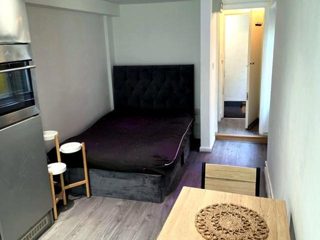 A bright and newly refurbished studio apartment