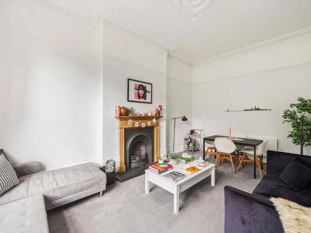 A bright and spacious 1 bedroom flat with communal garden access in Notting Hill, W11