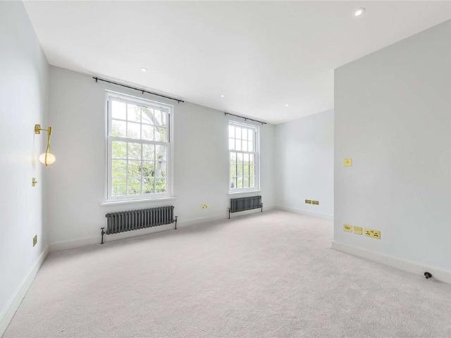 A bright and spacious 3/4 bedroom townhouse with a private garden