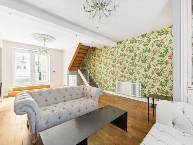 A bright and spacious 4 bedroom house to rent in Marylebone W1