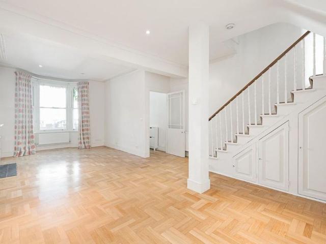 A bright and spacious four bedroom house on Foskett Road, close to Hurlingham Park