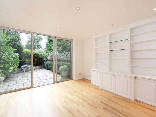A bright and spacious four bedroom townhouse in West Wimbledon