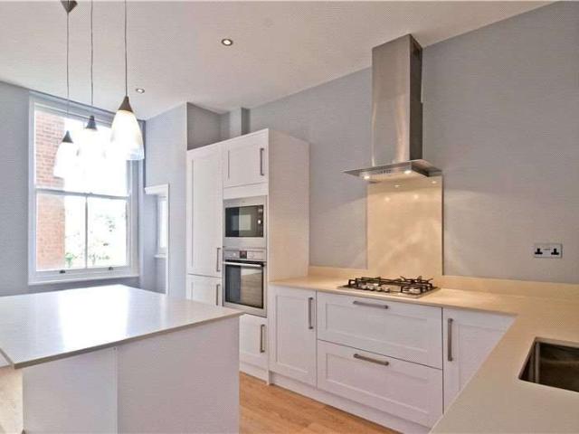 A bright and spacious three bedroom mansion flat in the heart of Bedford Park