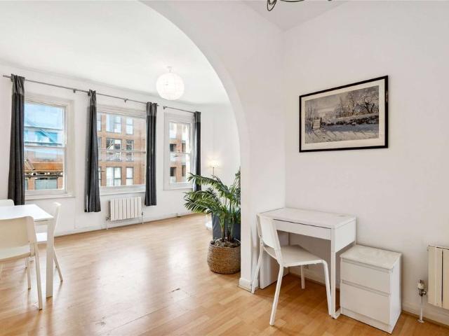 A bright and spacious two bedroom apartment ideally located in the heart of Balham