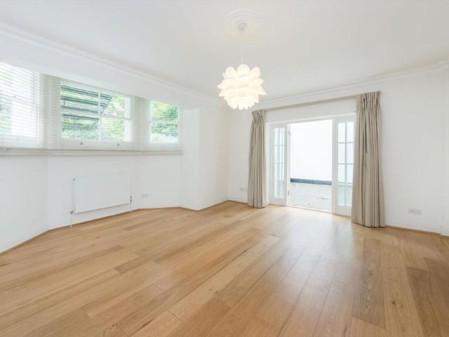 A bright and spacious two bedroom apartment to rent in South Kensington, SW7