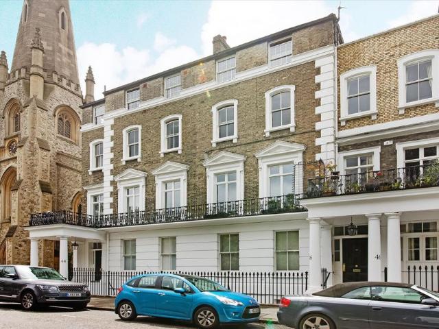A bright and spacious two bedroom apartment to rent in South Kensington, SW7