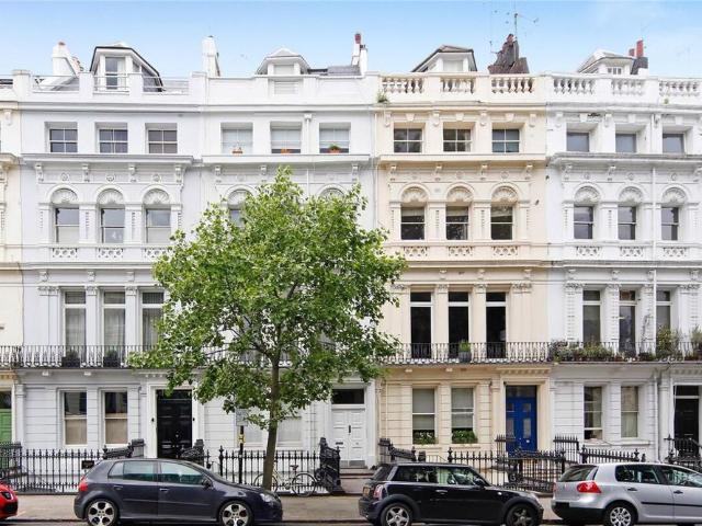 A bright and spacious two bedroom flat to rent in Notting Hill