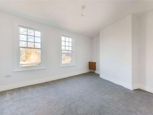 A bright and stylish three bedroom duplex apartment in the heart of town3.. 3