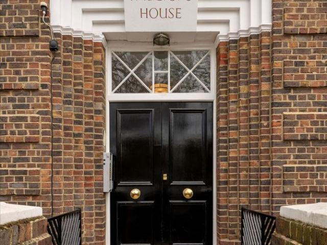 A bright and well proportioned flat overlooking Paultons Square for let in Chelsea SW3
