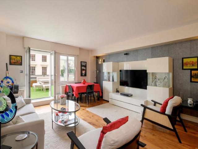 A bright and well proportioned two bedroom apartment to rent in Chelsea, SW3