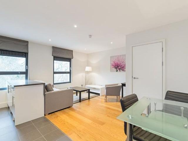 A bright and well presented apartment in Knightsbridge, SW7