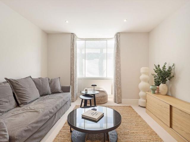 A bright and well presented one bedroom apartment in Knightsbridge, SW1X