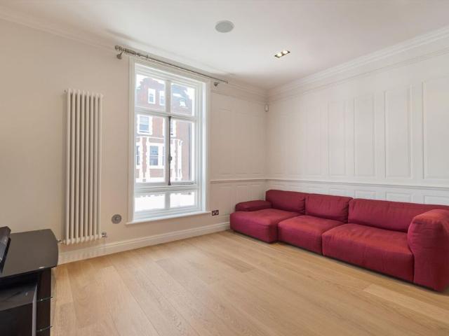 A bright and well presented two bedroom apartment to rent in the heart of Knightsbridge, SW1